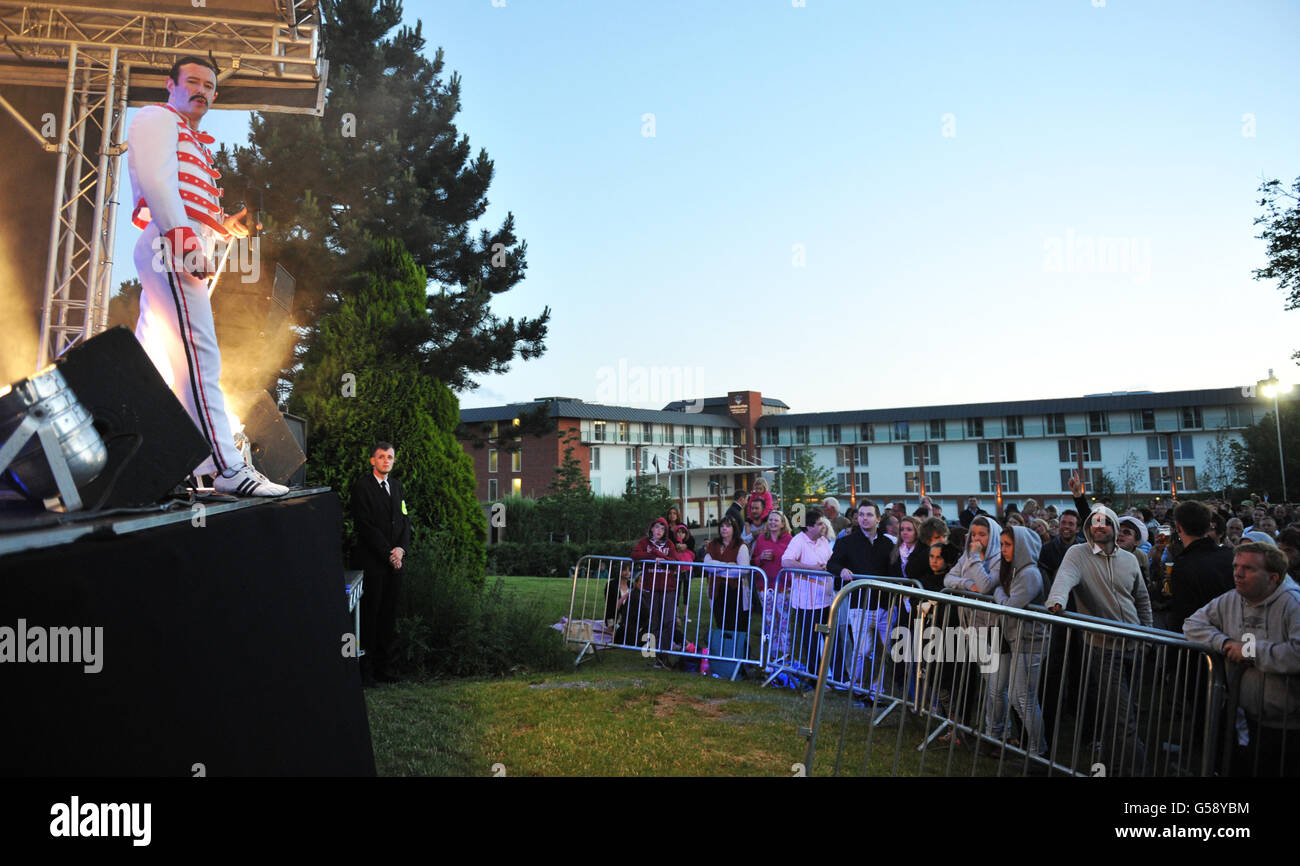 Gary Mullen and his band The Works performing One Night of Queen at ...