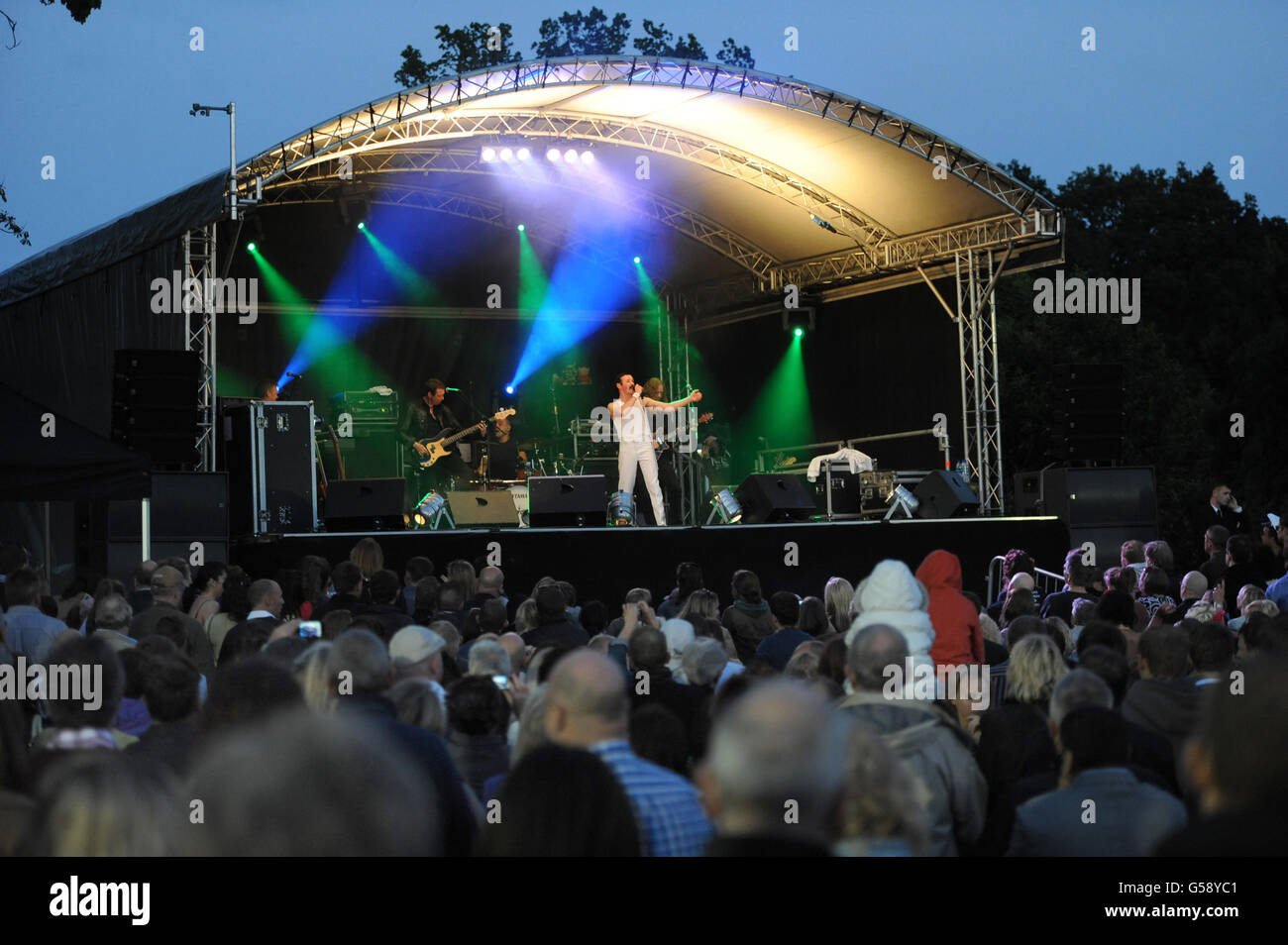 Horse Racing - Racing and Music Night - Lingfield Park Racecourse Stock ...