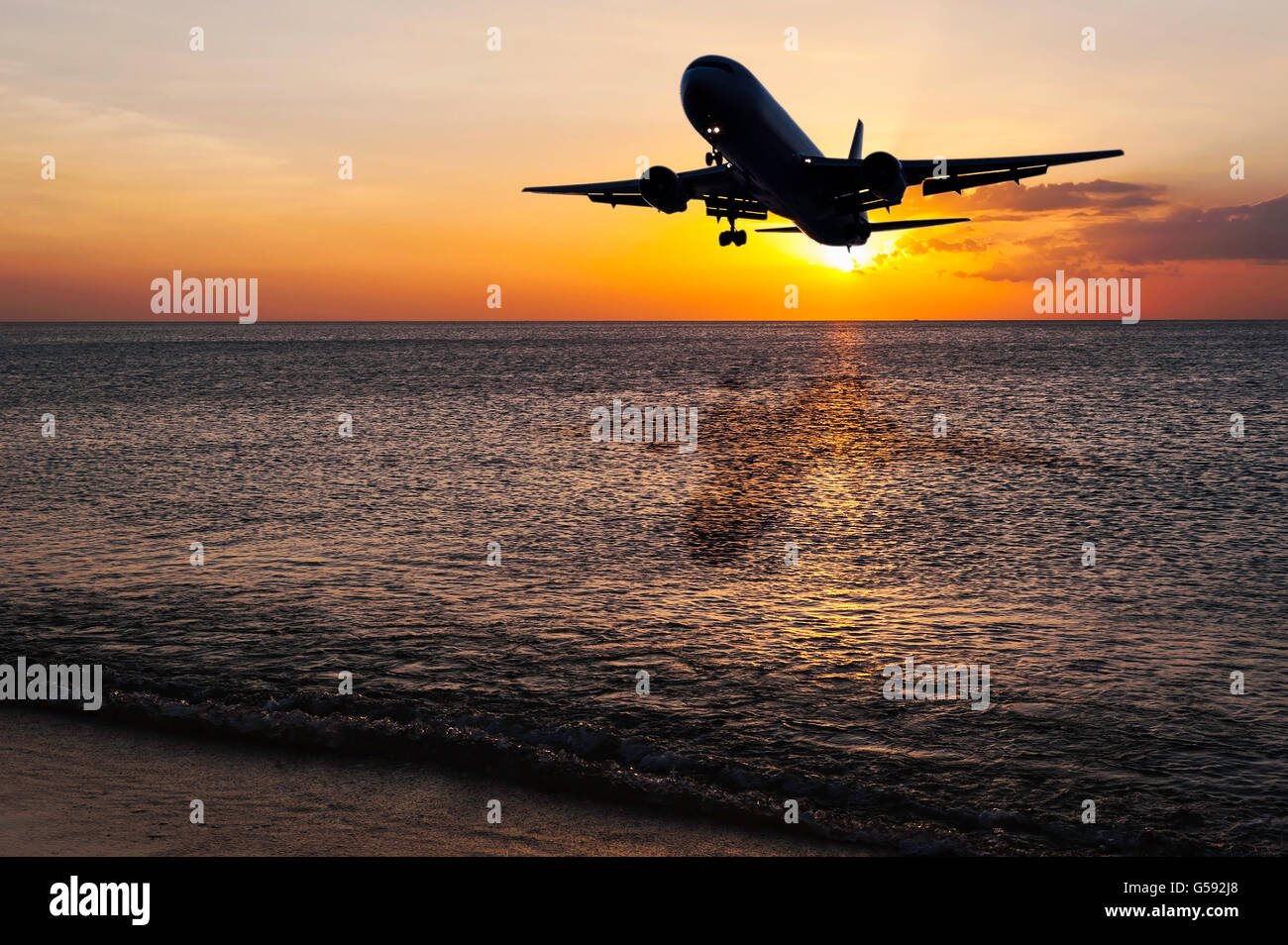 Airplane in sky sunset over ocean hi-res stock photography and images ...