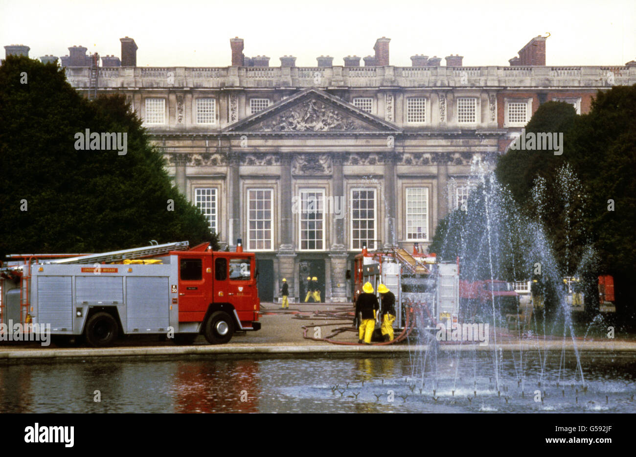 Hampton court palace fire 1986 hi-res stock photography and images - Alamy