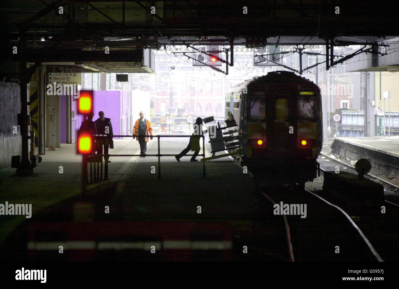 Train arriving leeds station hi-res stock photography and images - Alamy