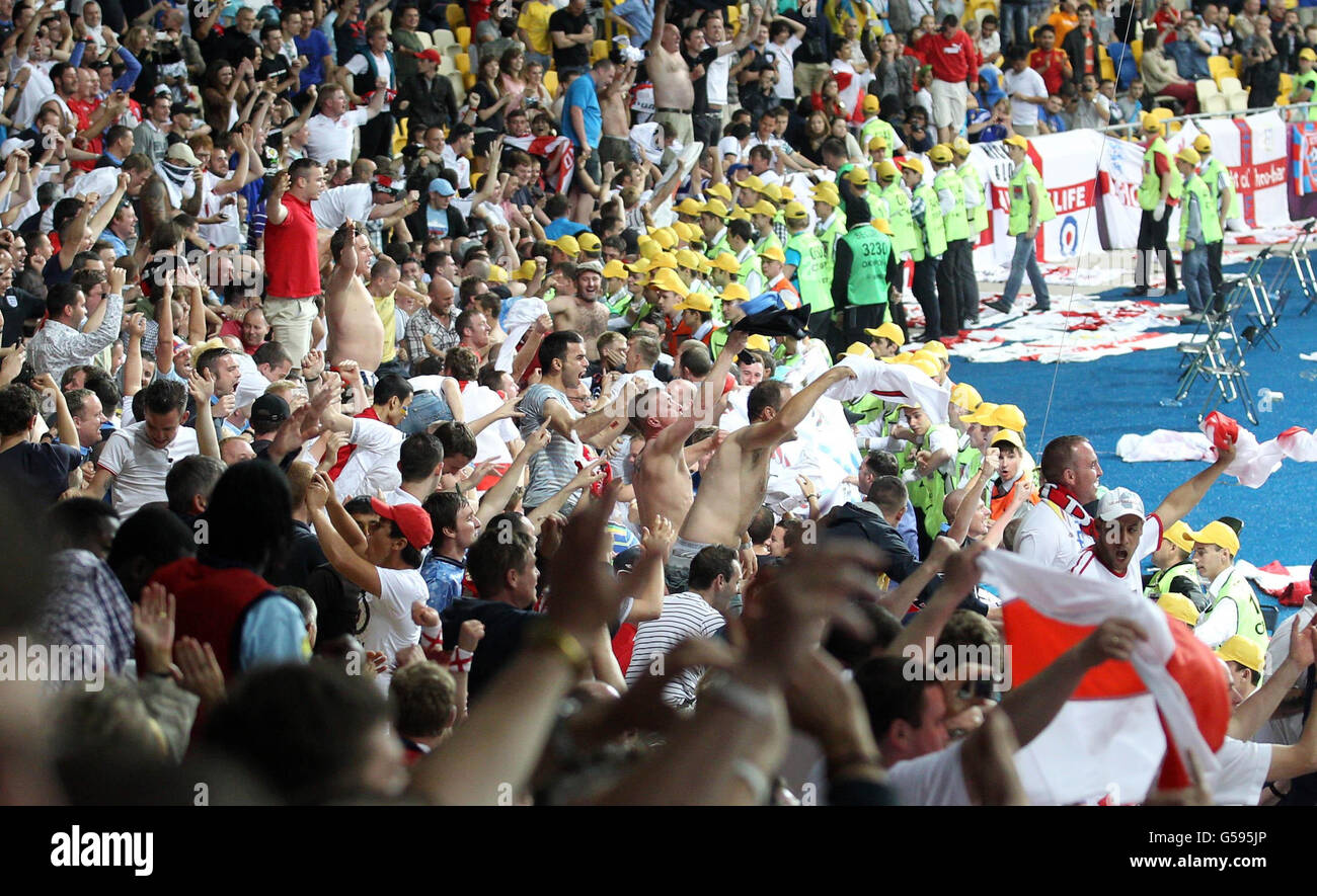 Soccer stadium crowd edge hi-res stock photography and images - Alamy