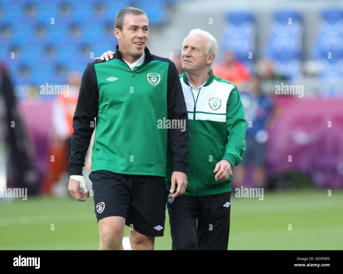 Repuiblic of Ireland's Richard Dunne (right) and Manager Giovanni ...