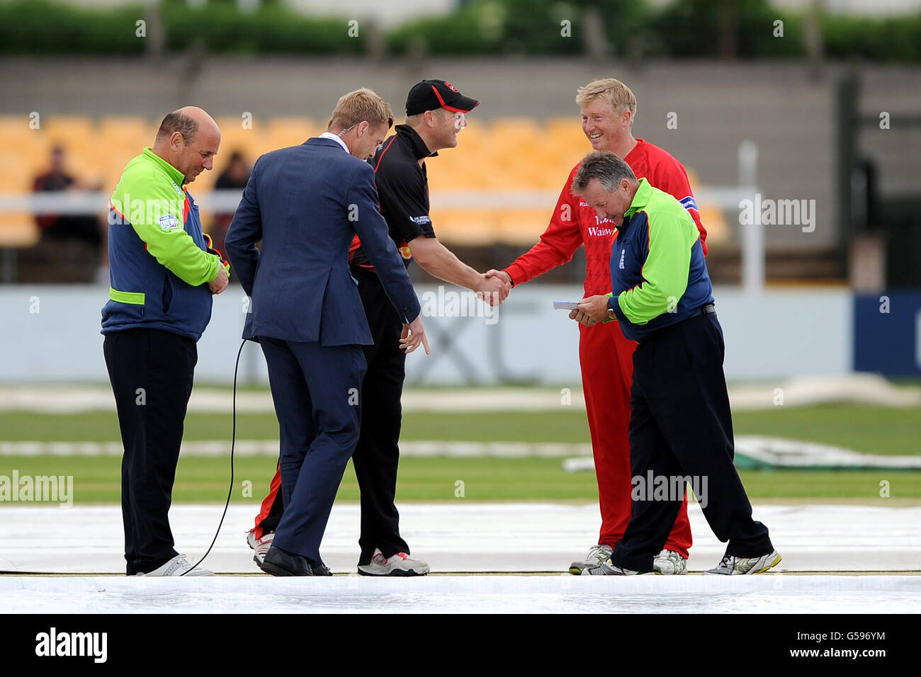 Leicestershire Foxes captain Matthew Hoggard (centre) and Lancashire ...
