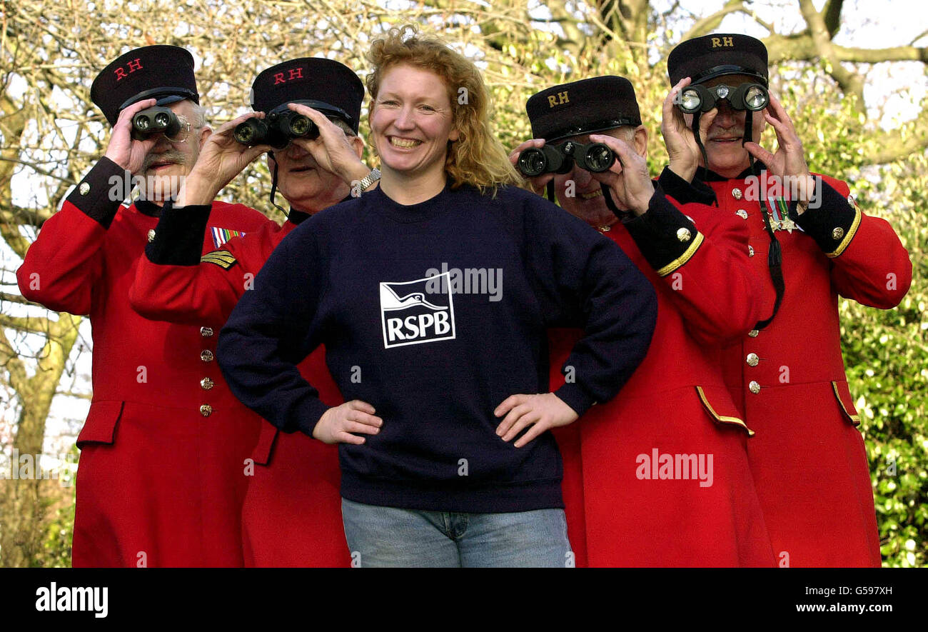 Television gardener Charlie Dimmock joins Chelsea Pensioners in central ...