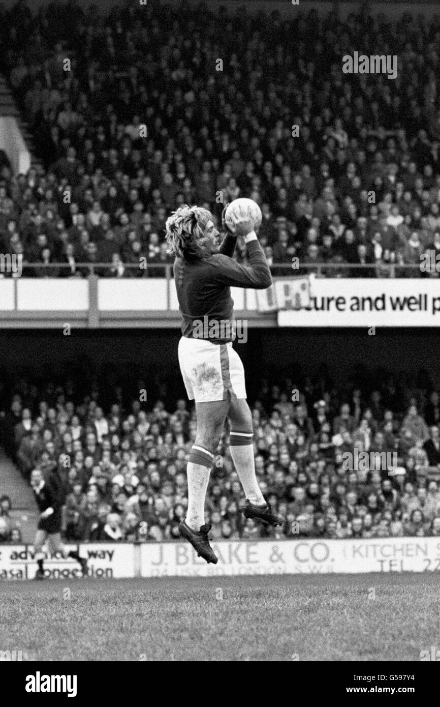 Phil Parkes. Goalkeeper Phil Parkes in action for Queens Park Rangers ...