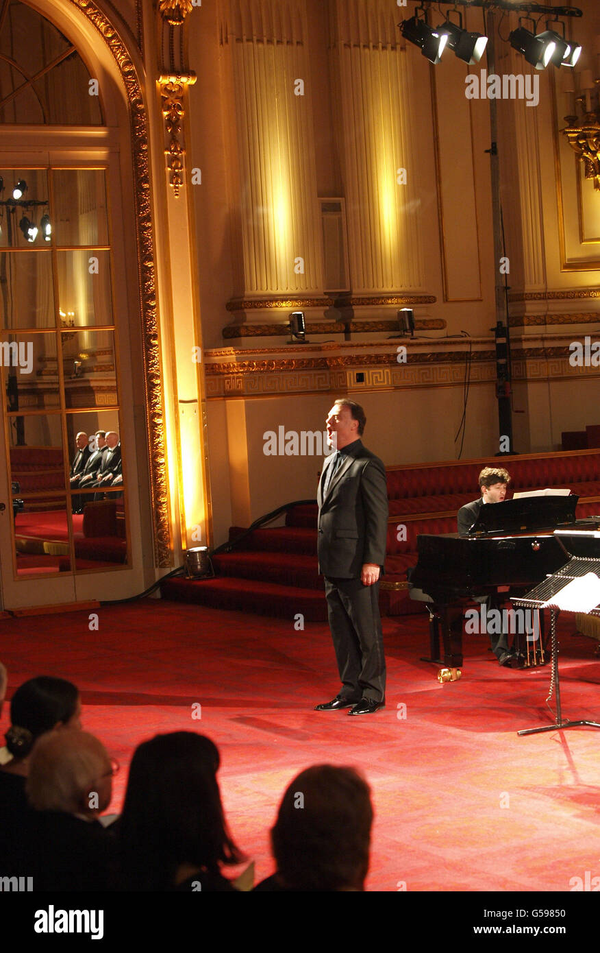 Welsh National Opera at Buckingham Palace Stock Photo - Alamy