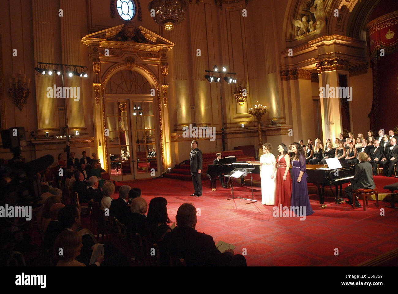 Welsh National Opera at Buckingham Palace Stock Photo - Alamy