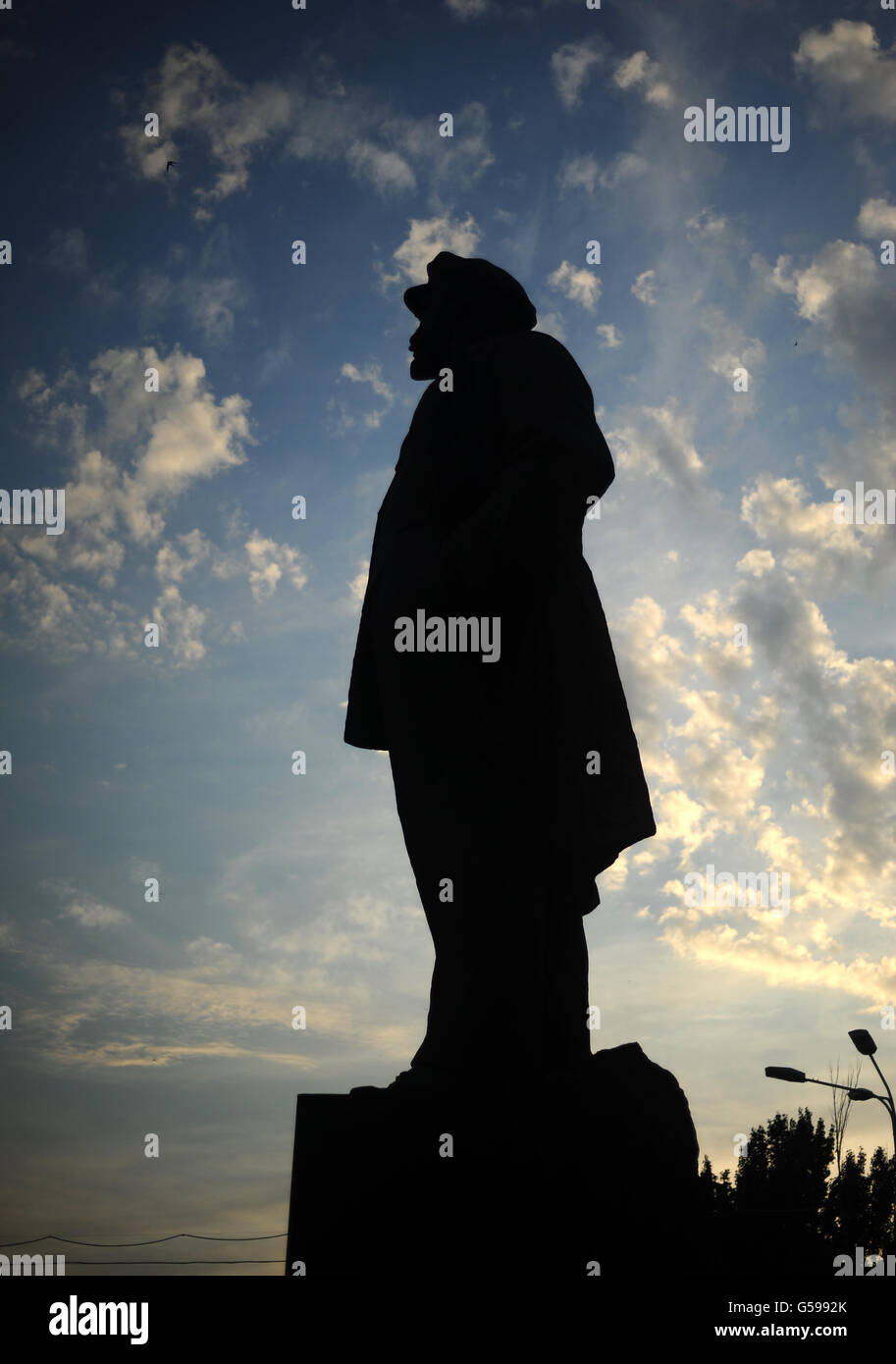 Lenin statue in ukraine hi-res stock photography and images - Alamy