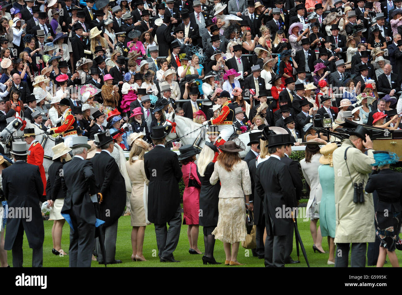 Queen royal procession royal ascot hi-res stock photography and images ...