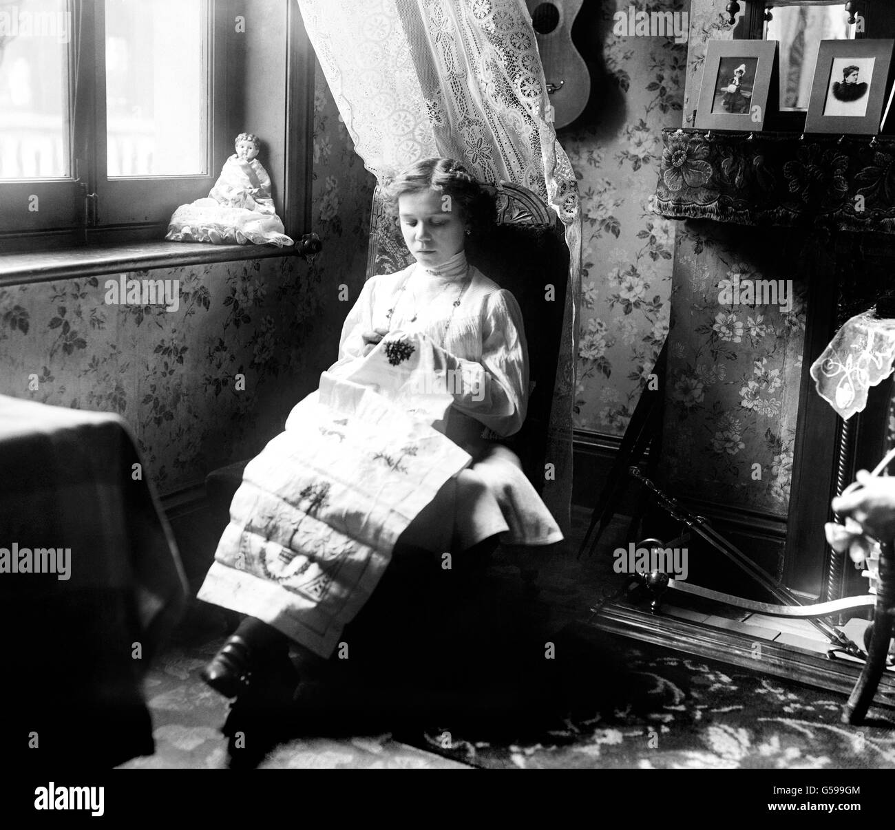 Edwardian wallpaper hi-res stock photography and images - Alamy