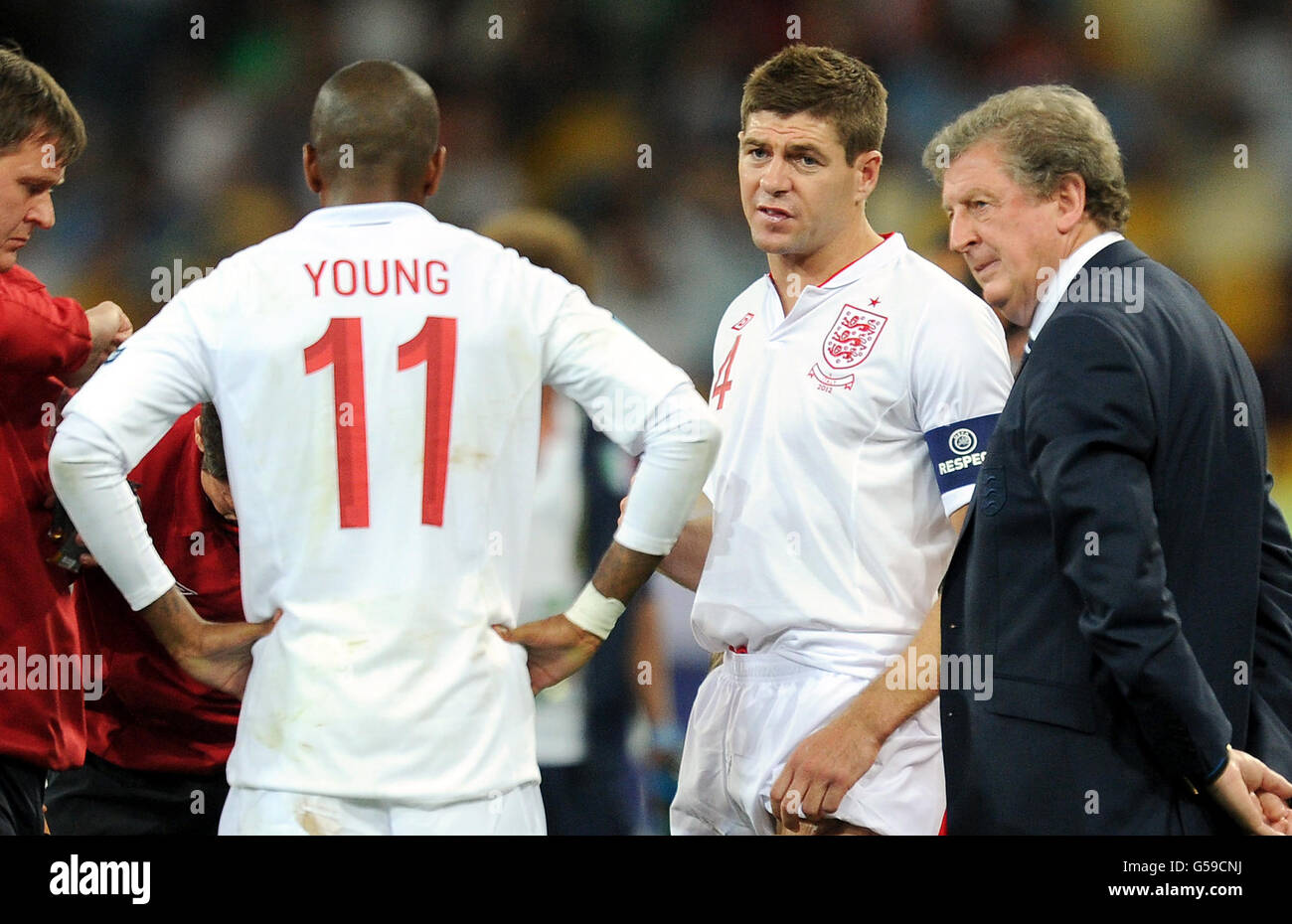 England's Steven Gerrard speaks with Ashley Young and Head Coach Roy ...
