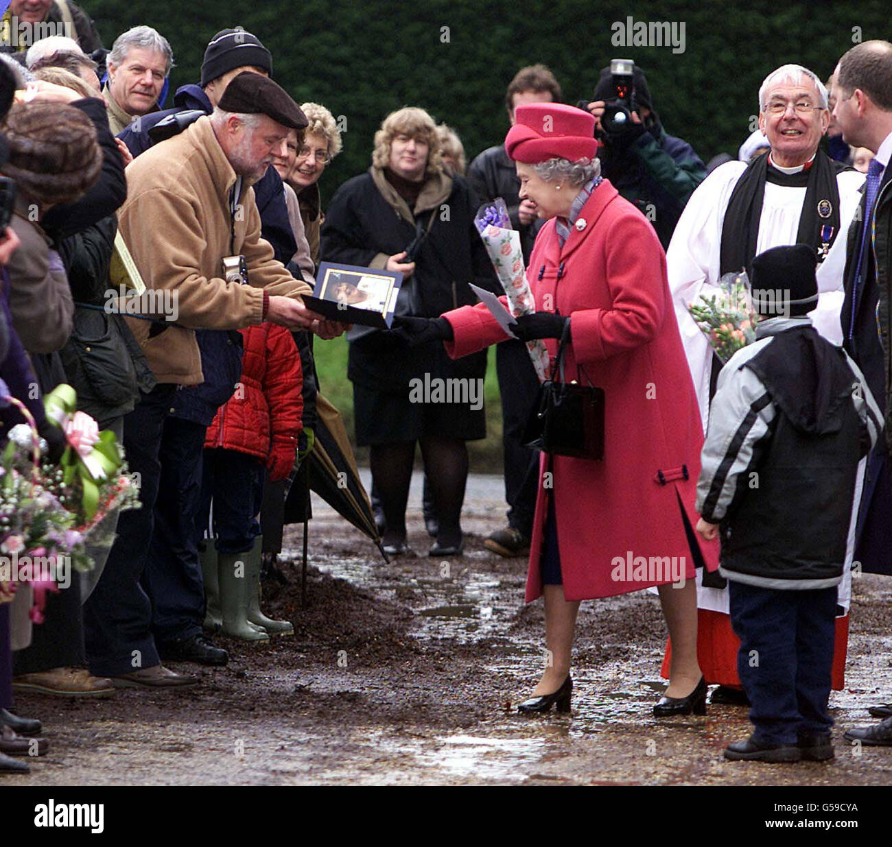Queen elizabeth ii watches her step outside the st peter hi-res stock ...