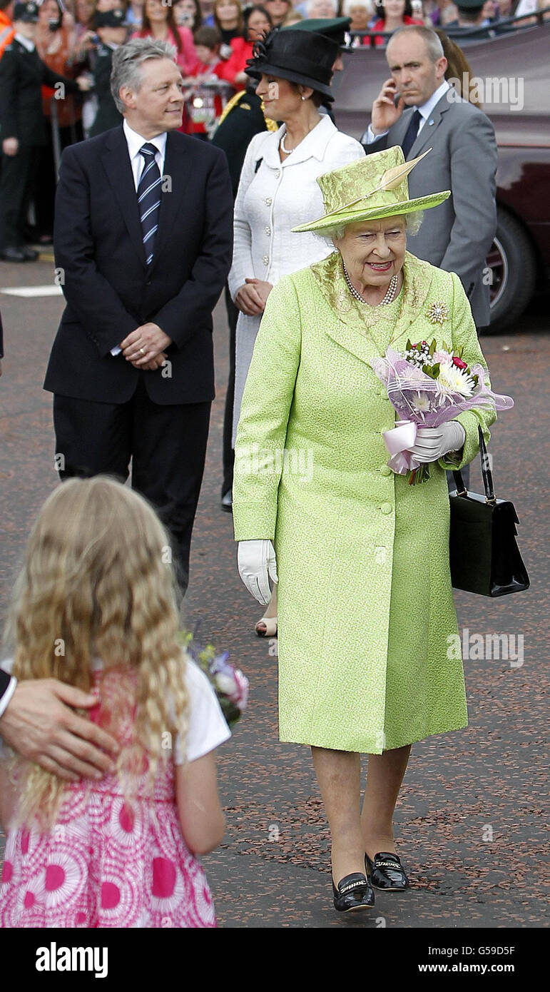 Queen elizabeth ii in the grounds of stormont in belfast hi-res stock ...
