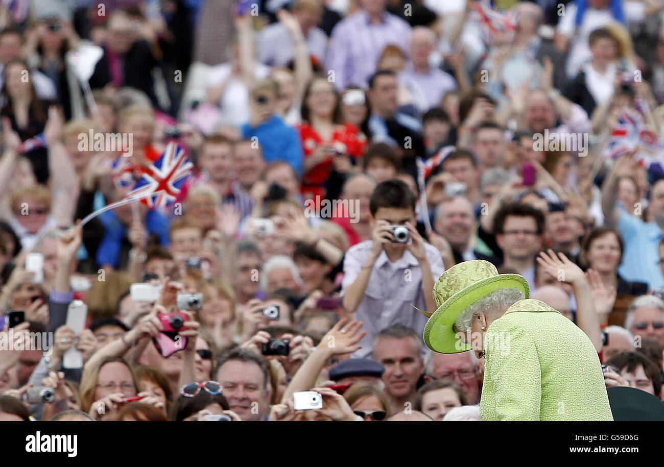 Queen elizabeth ii in the grounds of stormont in belfast hi-res stock ...