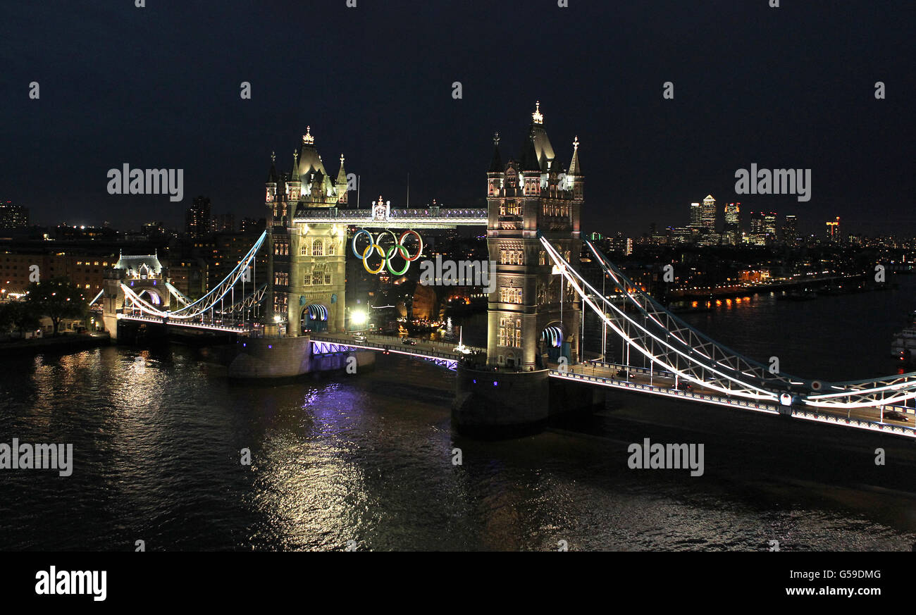 The olympic rings lit up on tower bridge hi-res stock photography and ...
