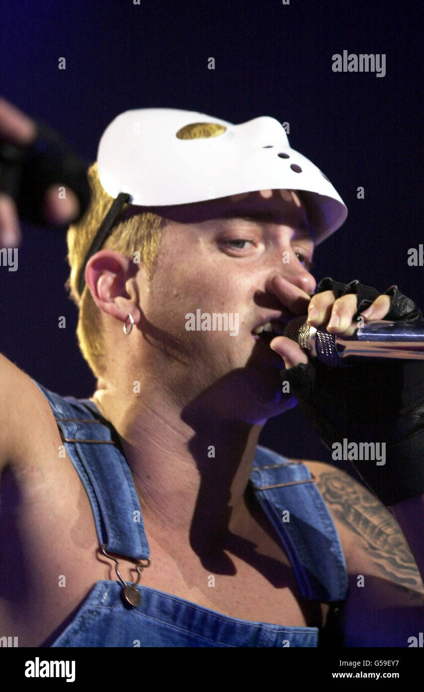 Eminem 2002 performing hi-res stock photography and images - Alamy