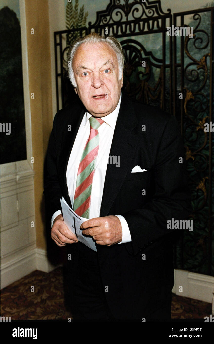 Sir donald sinden hi-res stock photography and images - Alamy