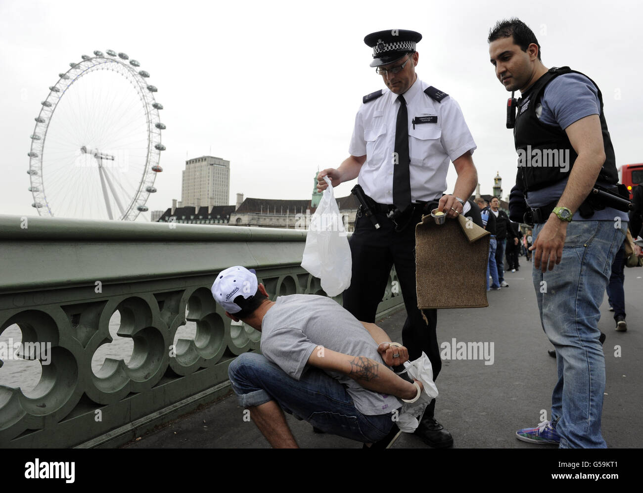 Con artists hi-res stock photography and images - Alamy