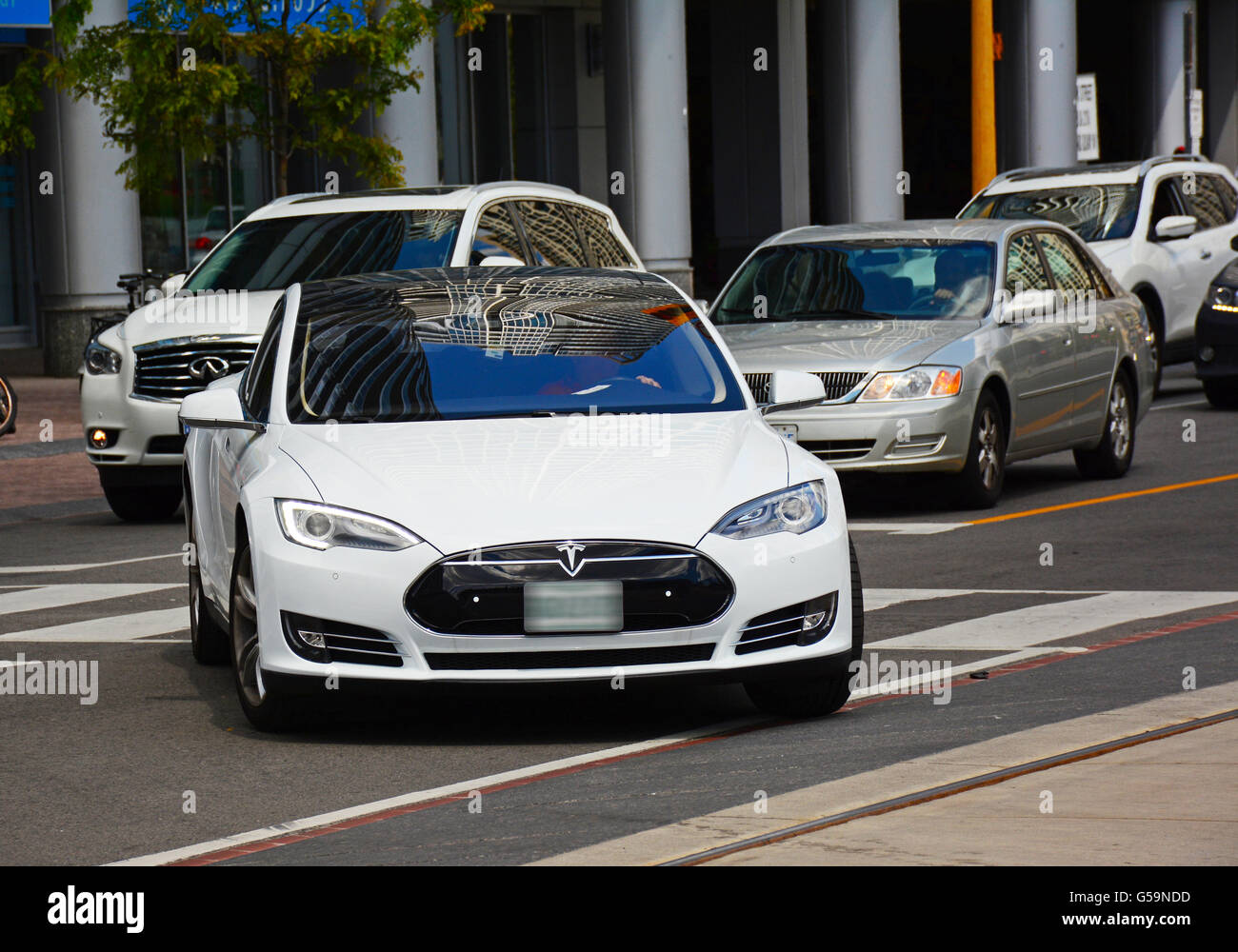 Electric motor car tesla hi-res stock photography and images - Alamy