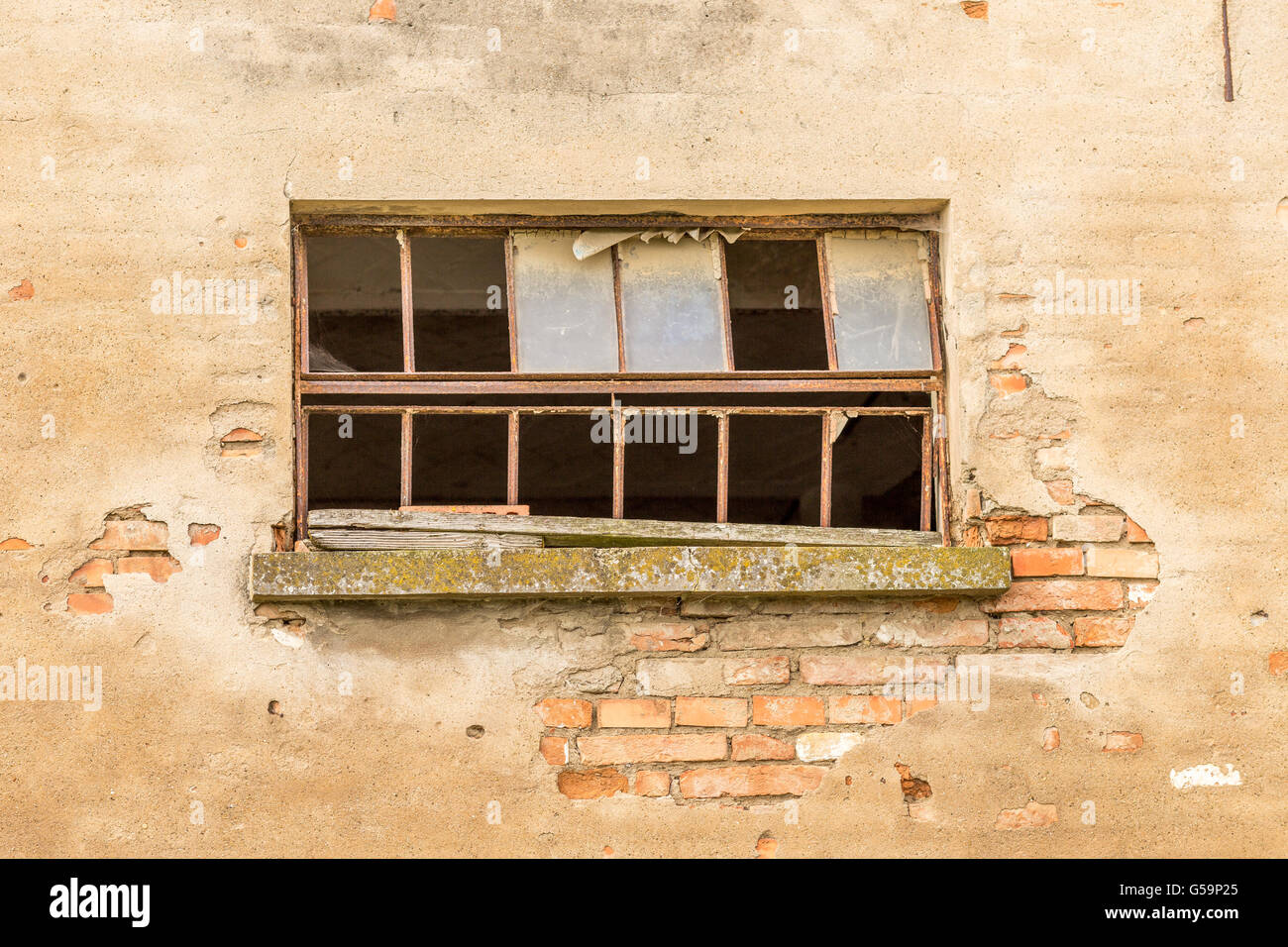broken windows in old building Stock Photo - Alamy