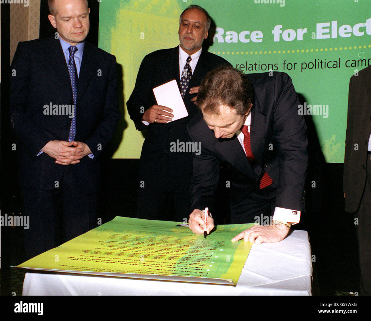 Prime minister signing document hi-res stock photography and images - Alamy