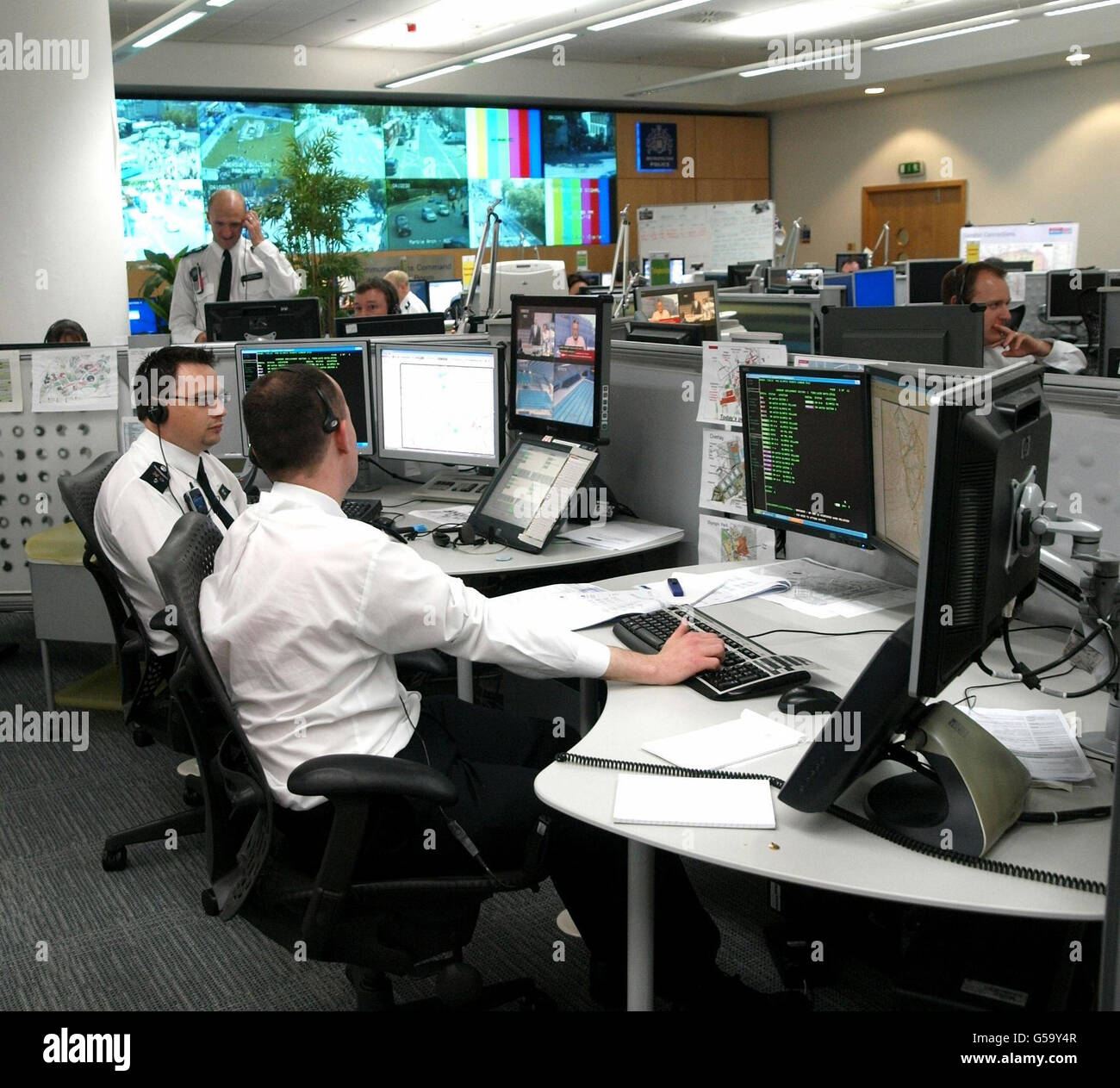 Metropolitan police control room hi-res stock photography and images ...