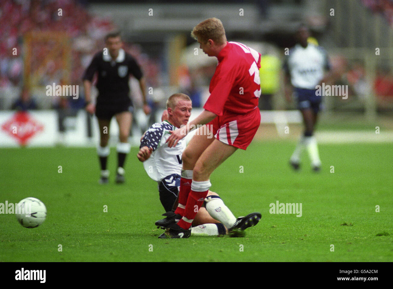 Sunderland's David Rush fouls Liverpool's David Burrows Stock Photo - Alamy