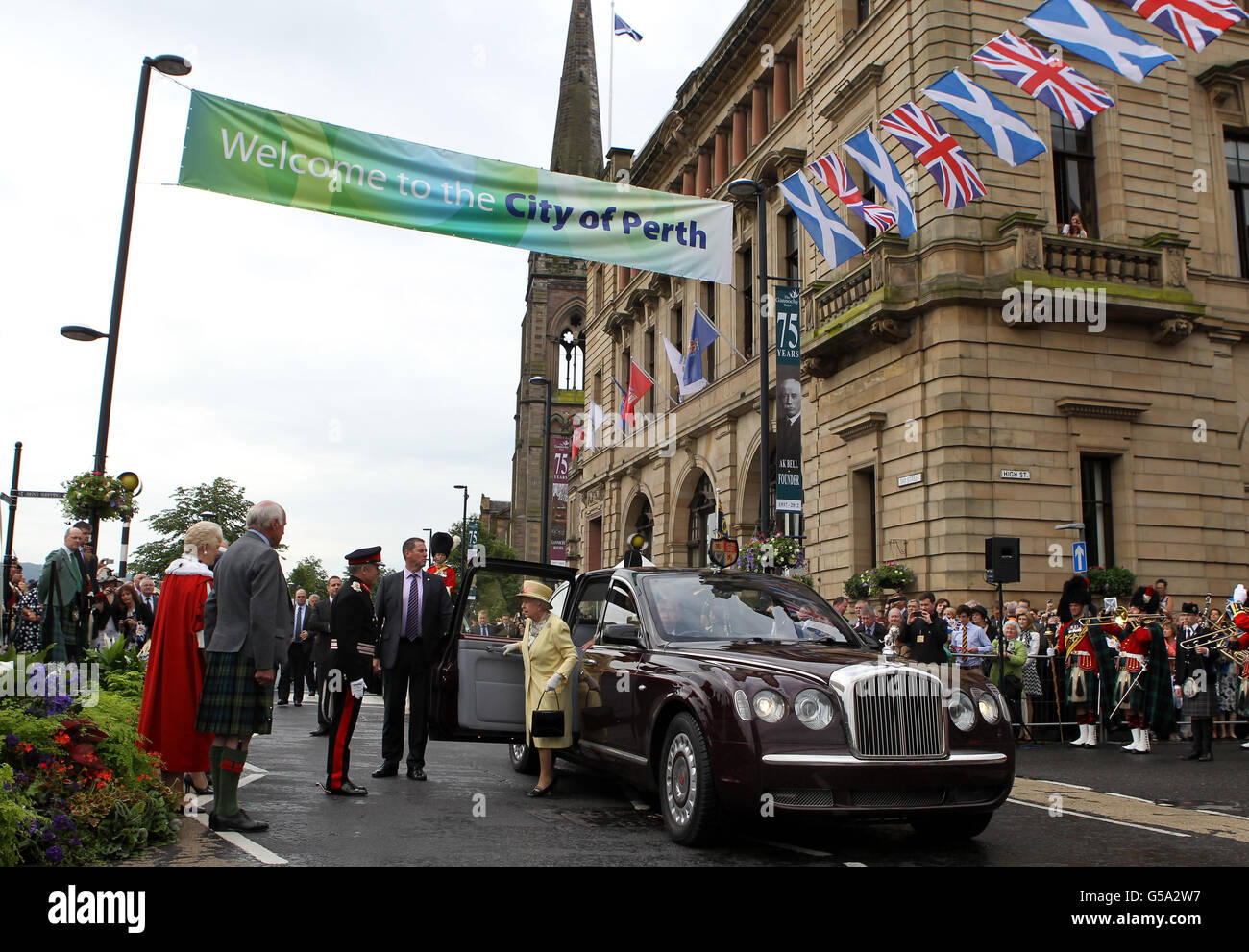 Queen Elizabeth II and the Duke of Edinburgh arrive in Perth, Scotland ...