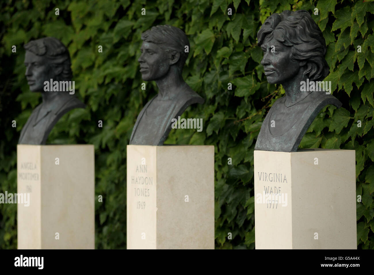 Virginia wade wimbledon statue hi-res stock photography and images - Alamy