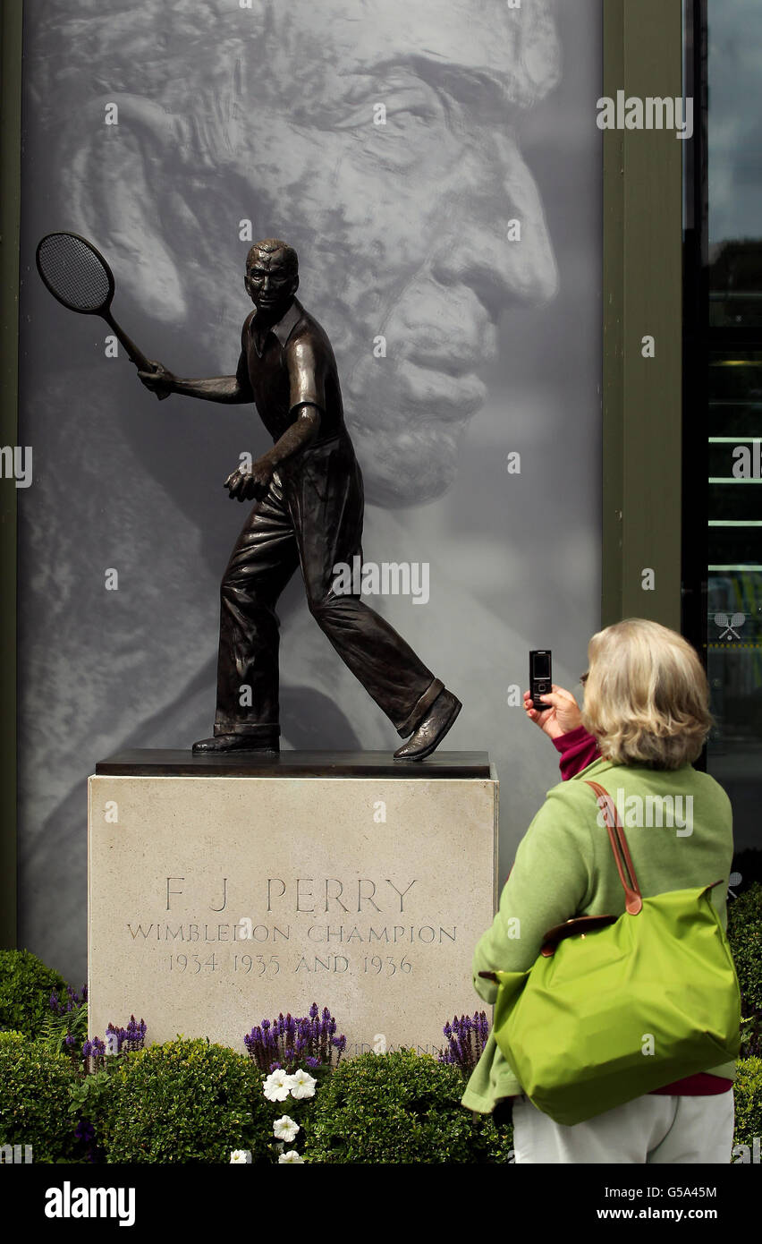 The statue of fred perry hi-res stock photography and images - Alamy