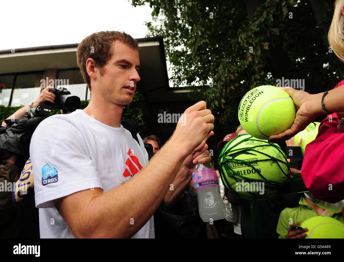 Great Britain's Andy Murray signs autographs following a practice ...