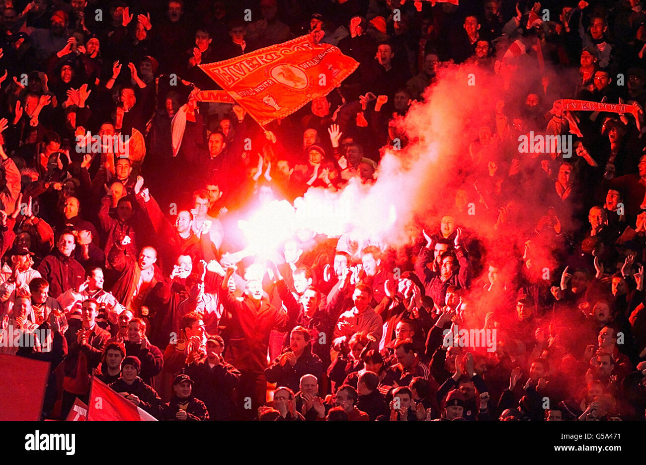 Football crowd flag stand hi-res stock photography and images - Alamy