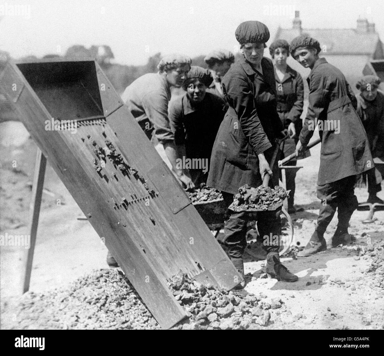 Women workers during ww1 hi-res stock photography and images - Alamy