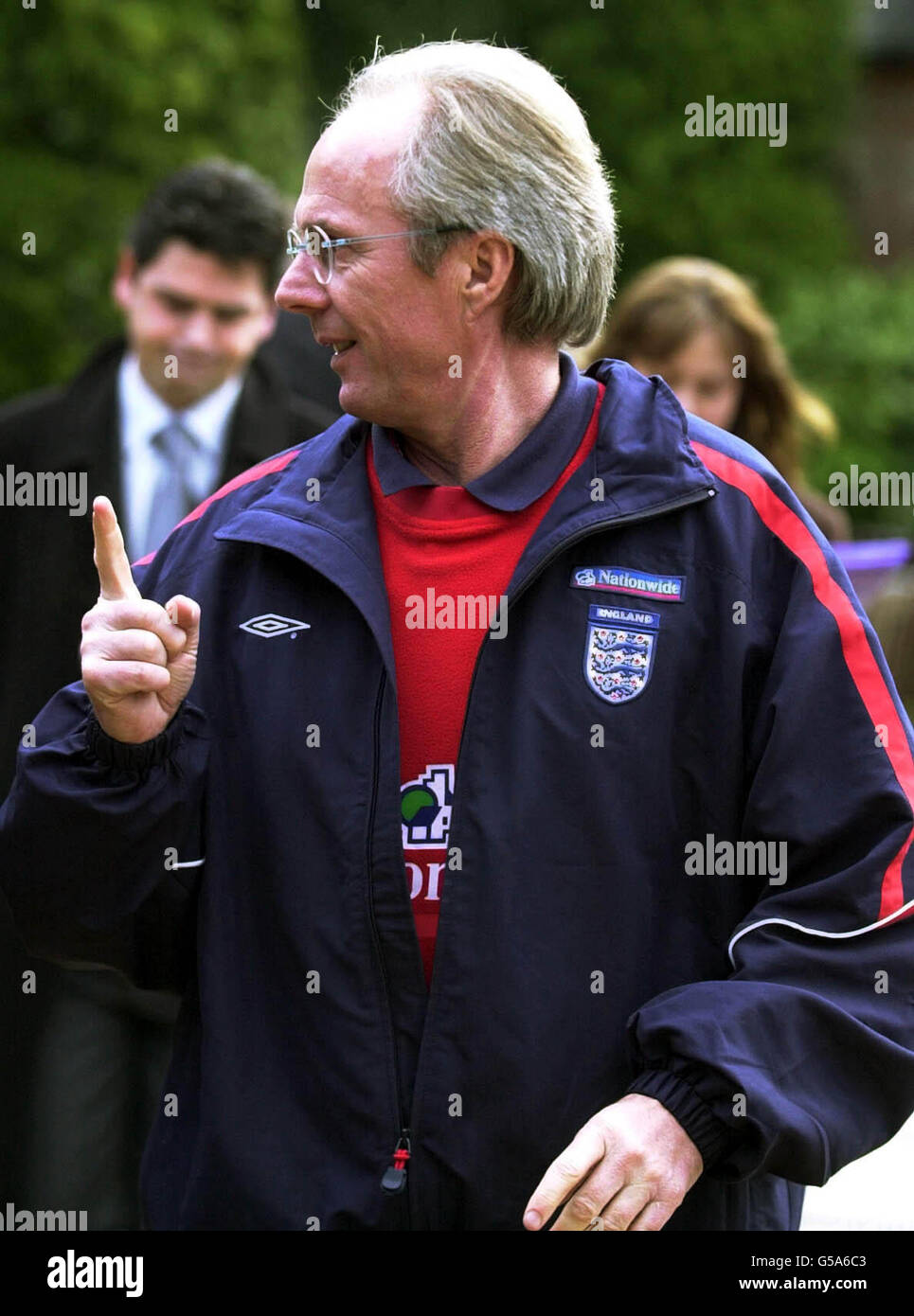Sport football head shoulders gesturing pointing tracksuit sven goran ...