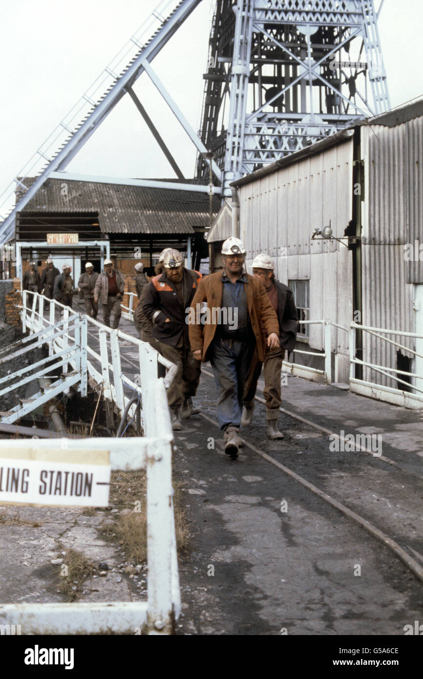 Miners leaving the merthyr vale colliery hi-res stock photography and ...