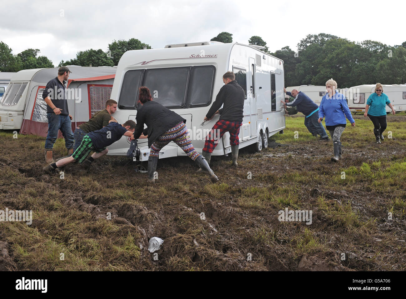 People struggle heavy rain hi-res stock photography and images - Alamy
