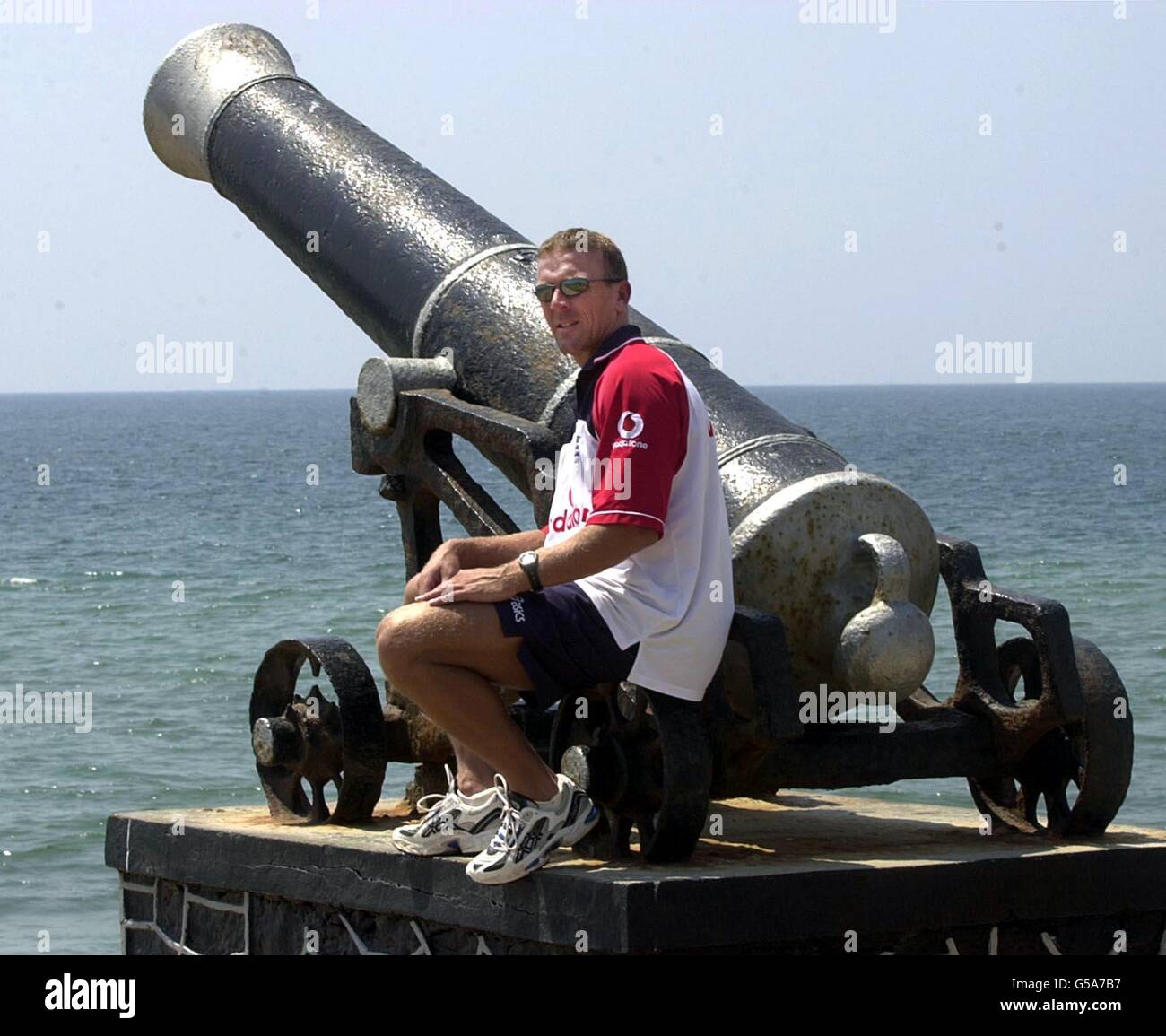 Sport cricket sea posing cannon alec stewart hi-res stock photography ...