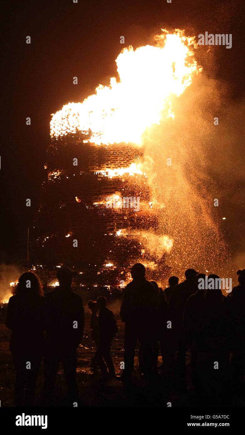 Huge bonfire in shankill road hi-res stock photography and images - Alamy
