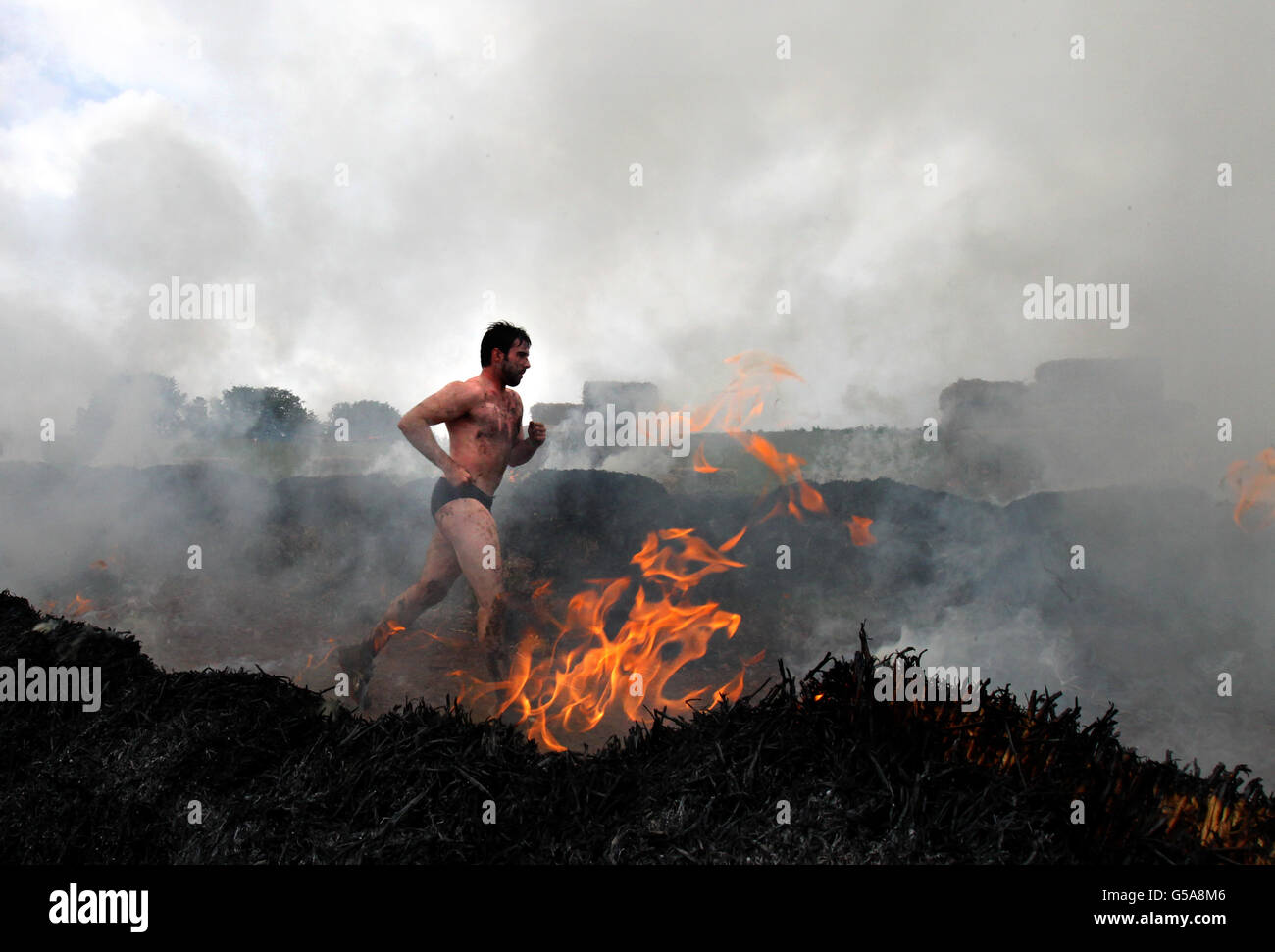 Tough mudder fire hi-res stock photography and images - Alamy