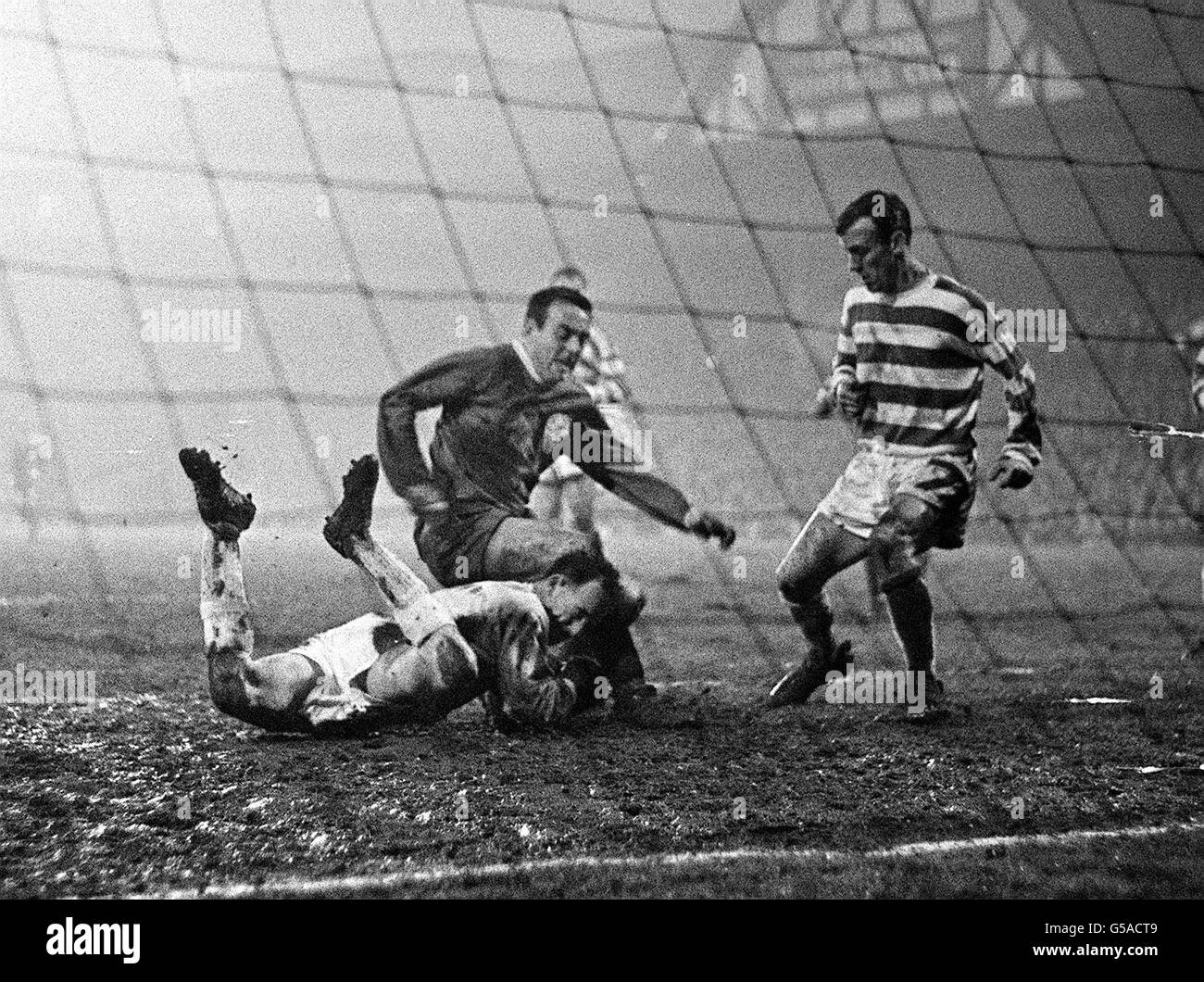 Ronnie simpson goalkeeper hi-res stock photography and images - Alamy