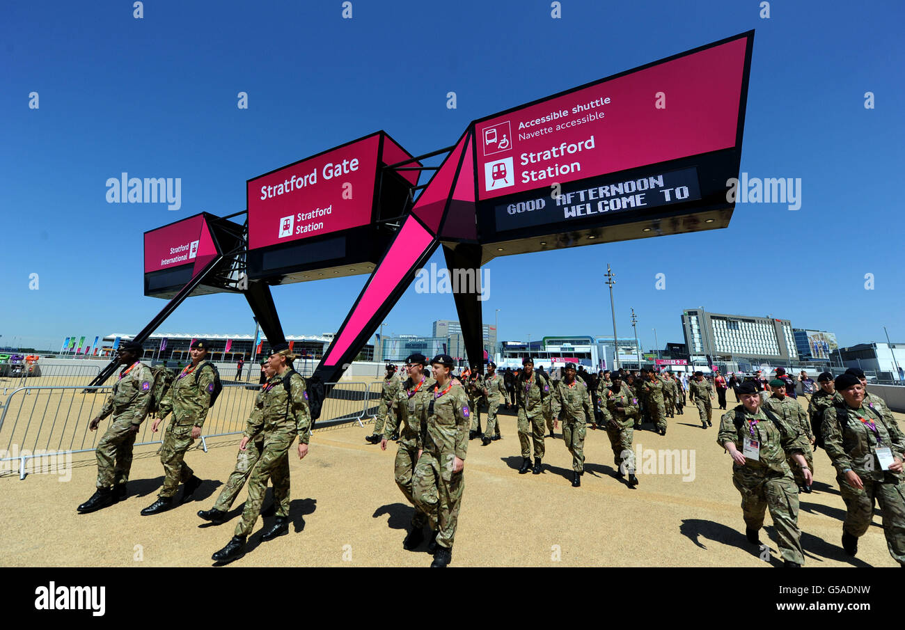 Female British Army personnel arrive to patrol the Olympic Park in ...