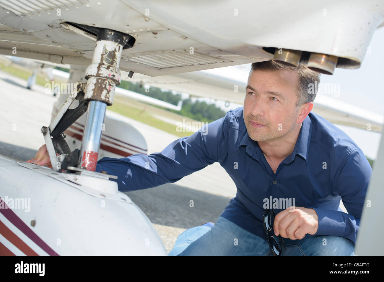 Aircraft by road hi-res stock photography and images - Alamy