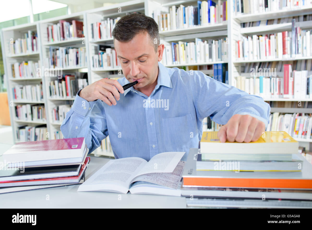 busy in the library Stock Photo - Alamy