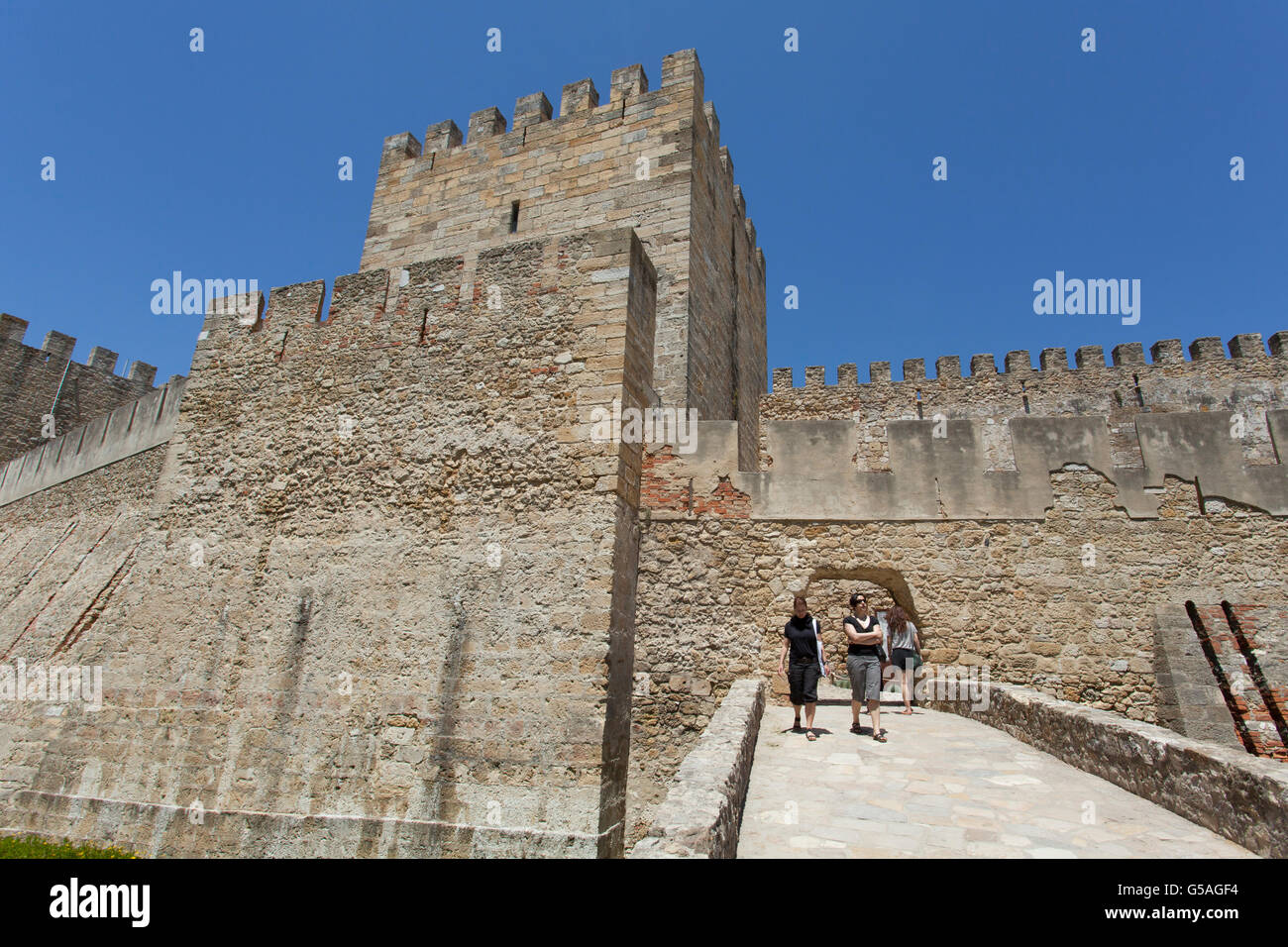 The Castelo de São Jorge (Saint George Castle) walls and tourists in ...