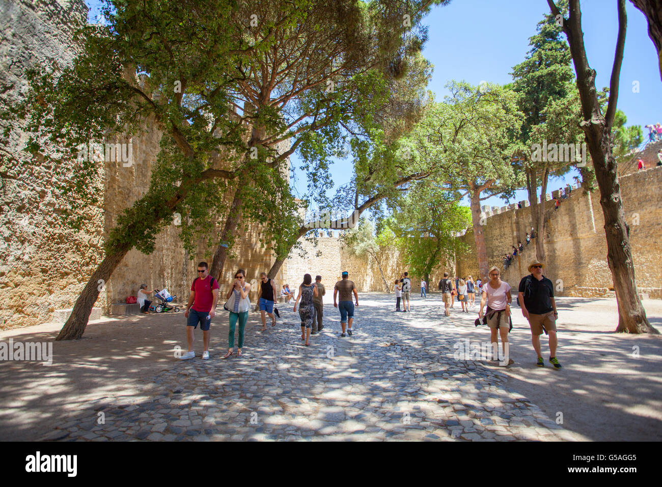 The Castelo de São Jorge (Saint George Castle) walls and tourists in ...
