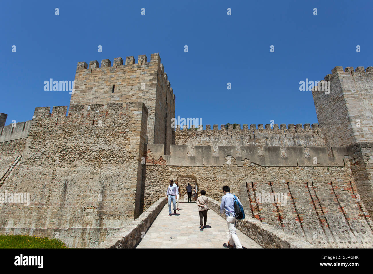 The Castelo de São Jorge (Saint George Castle) walls and tourists in ...