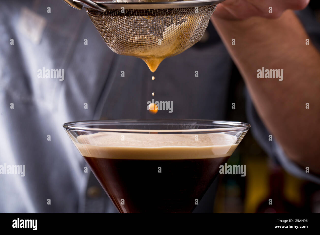 Bartender preparing Classic Espresso Tini cocktail Stock Photo - Alamy