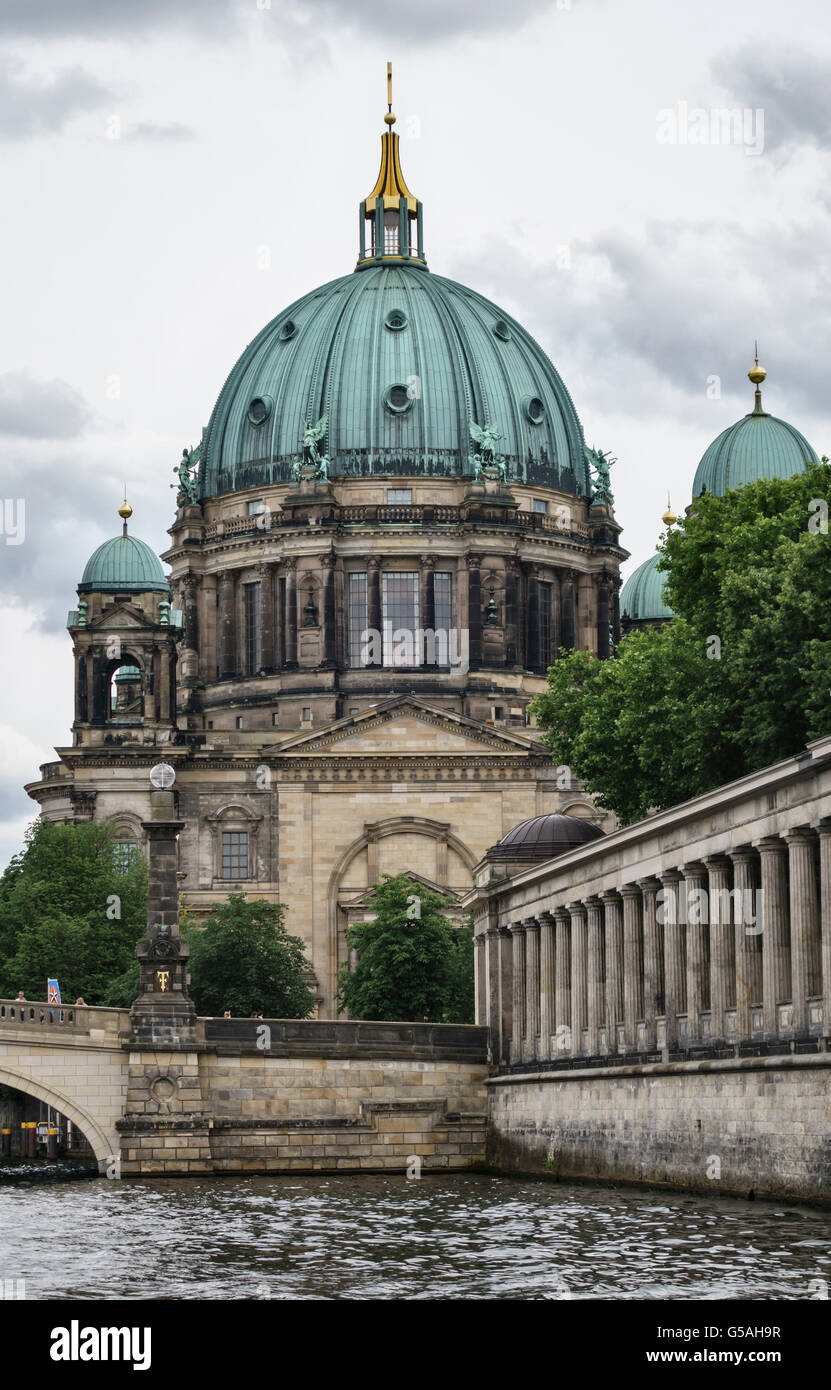 Built 1975 hi-res stock photography and images - Alamy