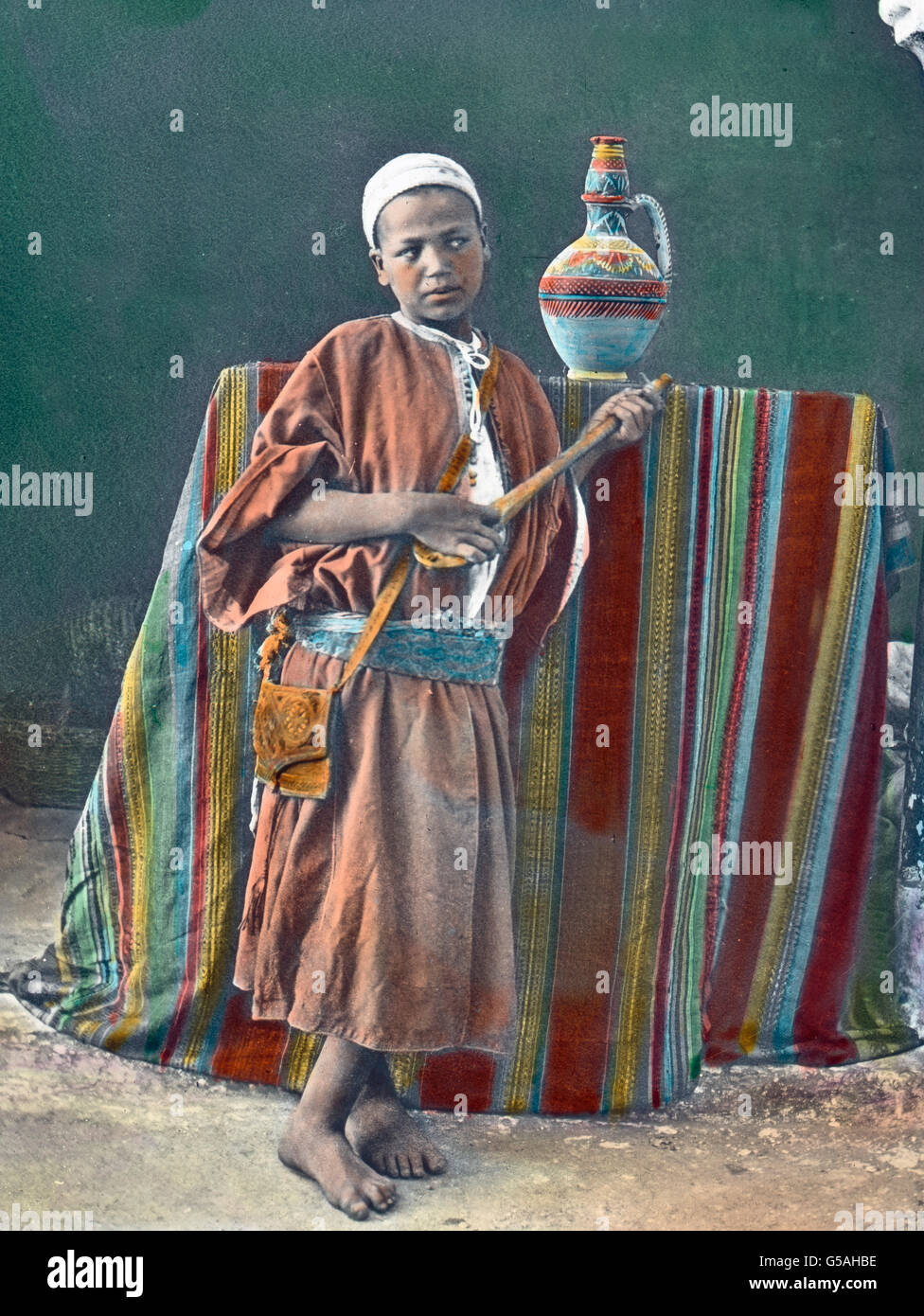 Ein Junge spielt auf einer Gumbri. Morocco, Africa, Northern, Maghreb ...